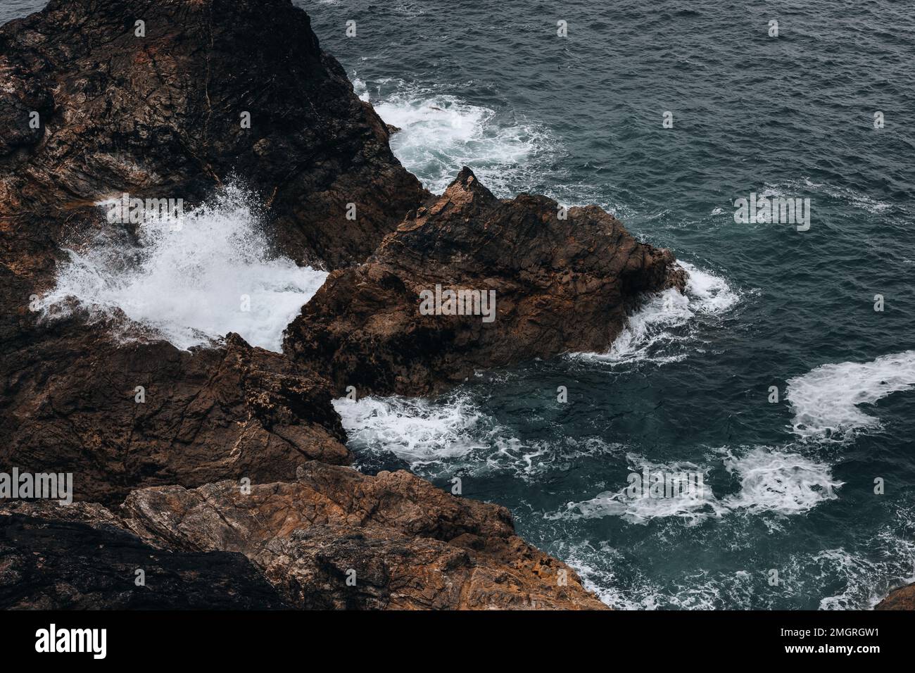 Waves crashing into rocks north of Newquay, Cornwall Stock Photo - Alamy