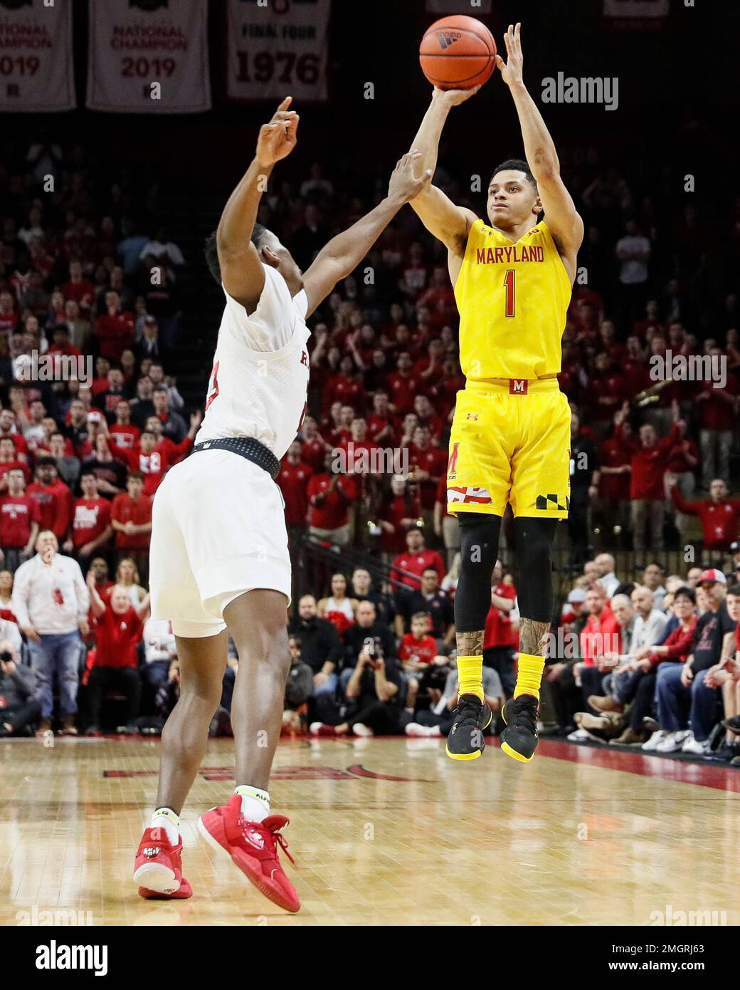 Maryland's Anthony Cowan Jr. (1) shoots during the first half of an ...