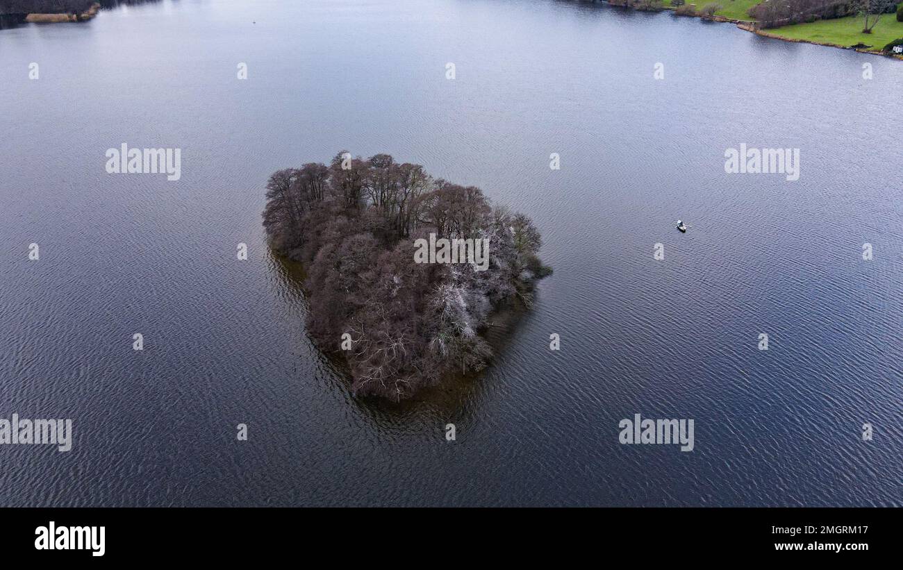 A birds eye view of a small island on water and trees Stock Photo - Alamy