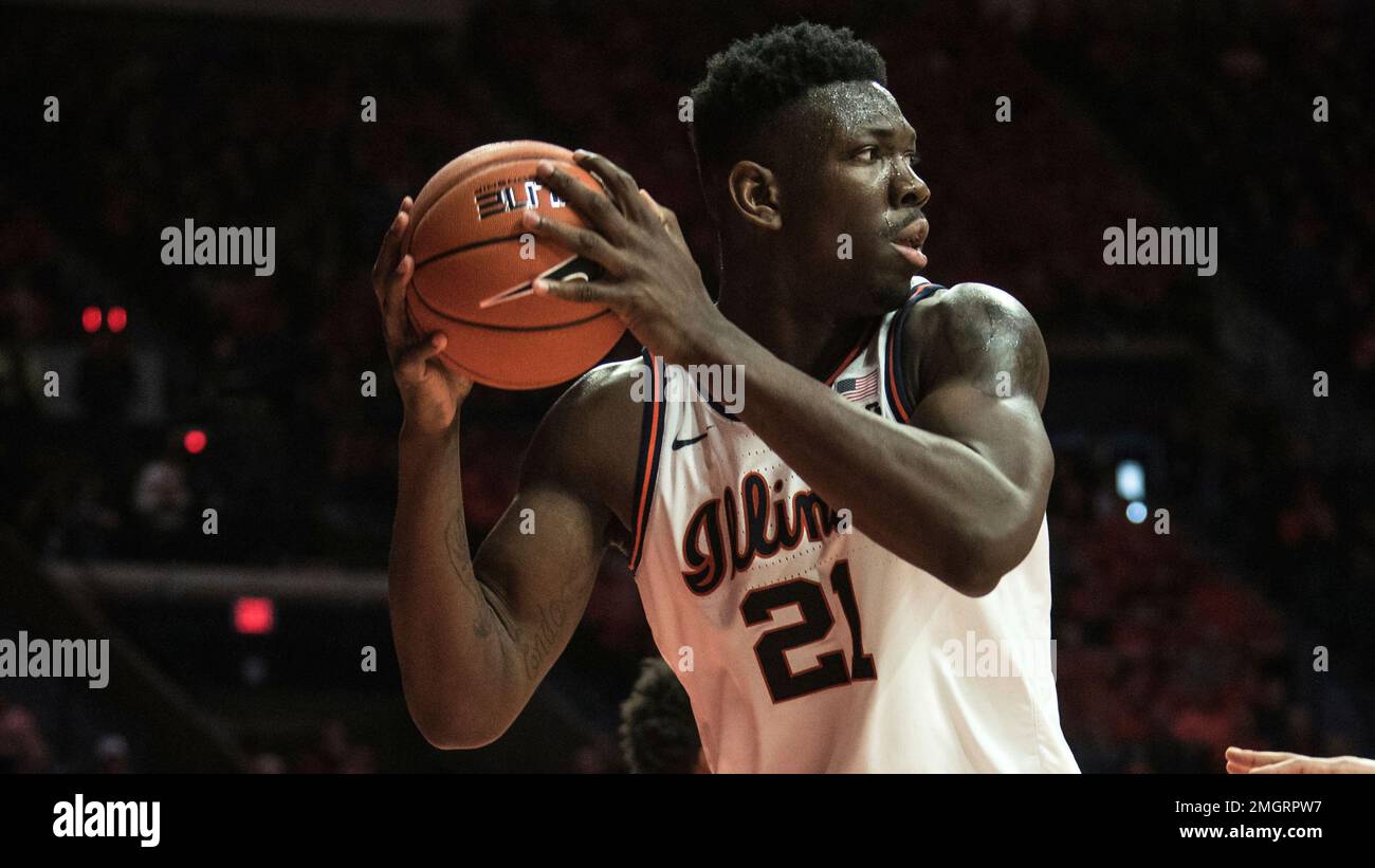 Illinois' Kofi Cockburn (21) looks to pass against Indiana in the first ...