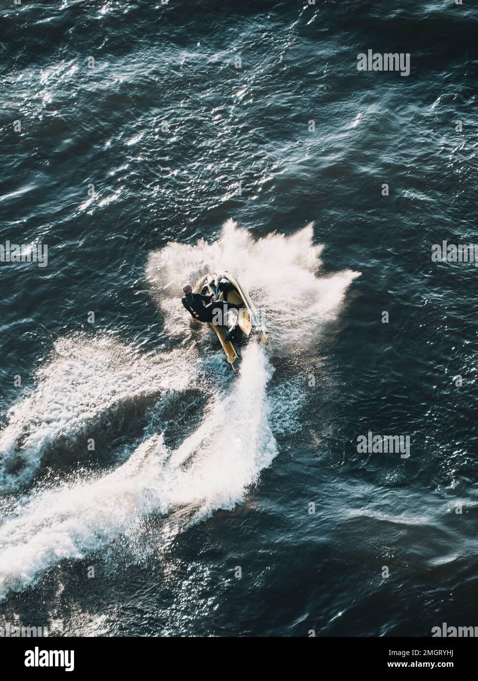 Speedboat speed boat vertical hi-res stock photography and images - Alamy