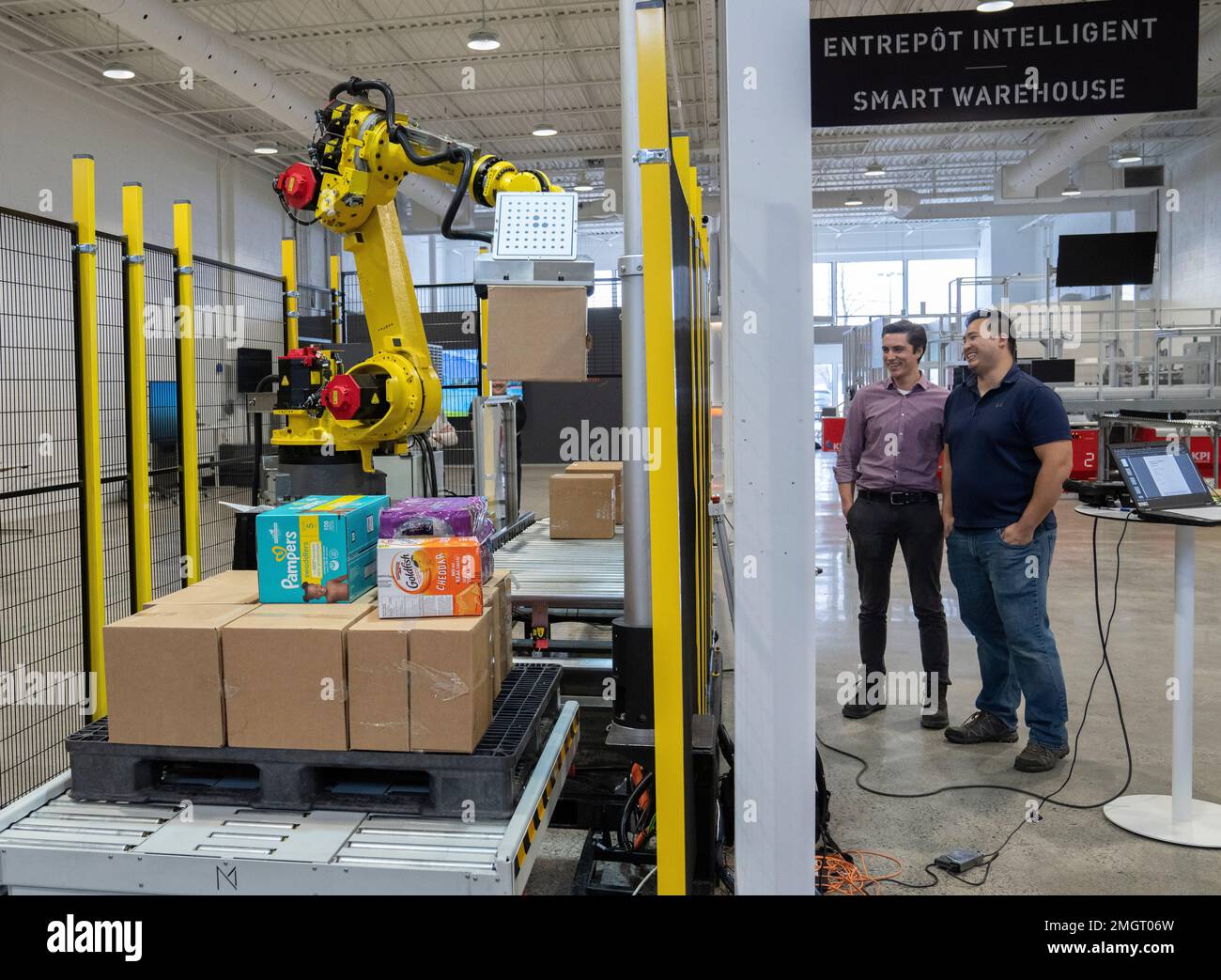 A robot arm moves packages at Deloitte Canada's Smart Factory AI ...