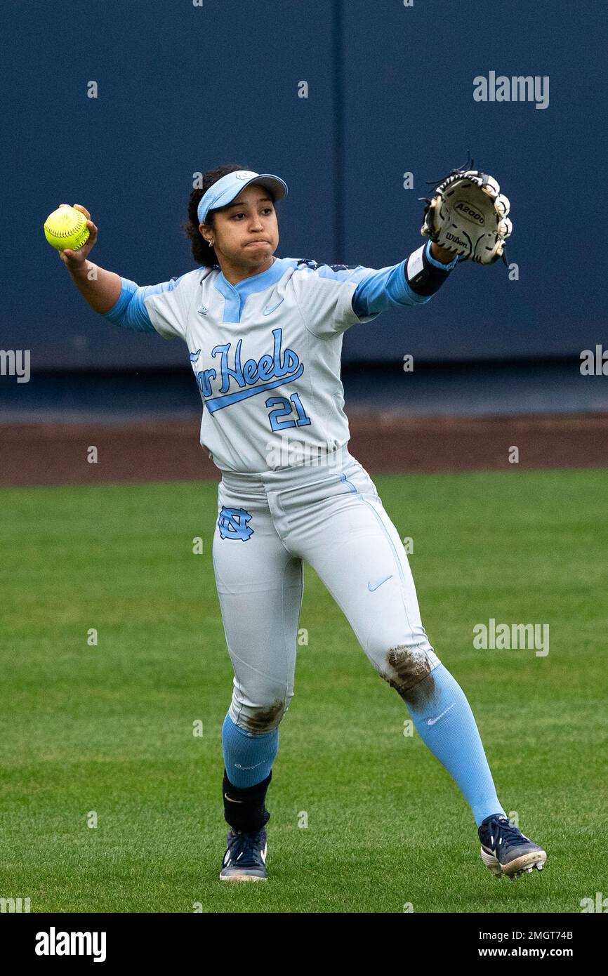 North Carolina's Shayla Thompson (21) makes a throw during an NCAA ...