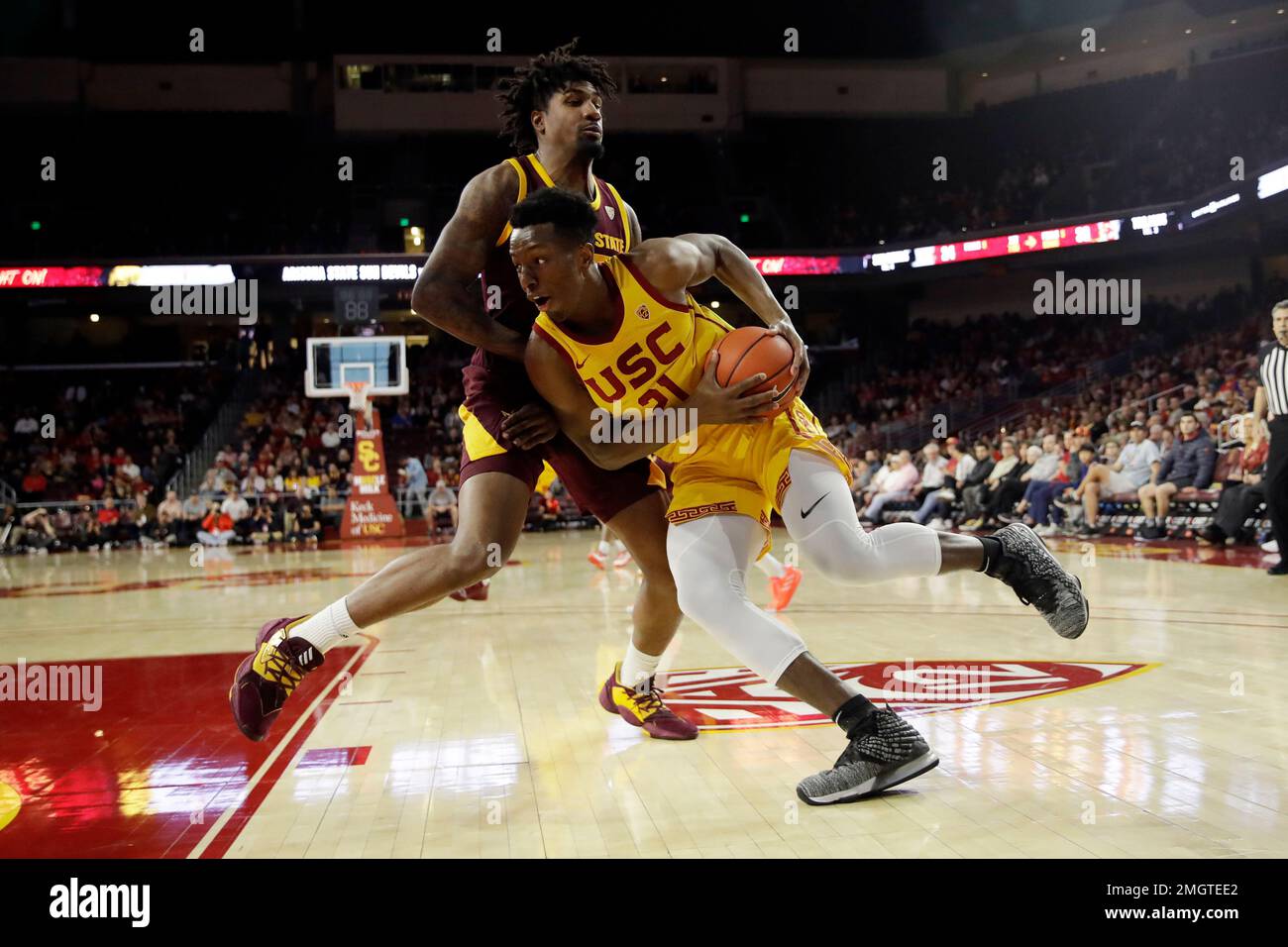 Southern California forward Onyeka Okongwu (21) is defended by Arizona ...