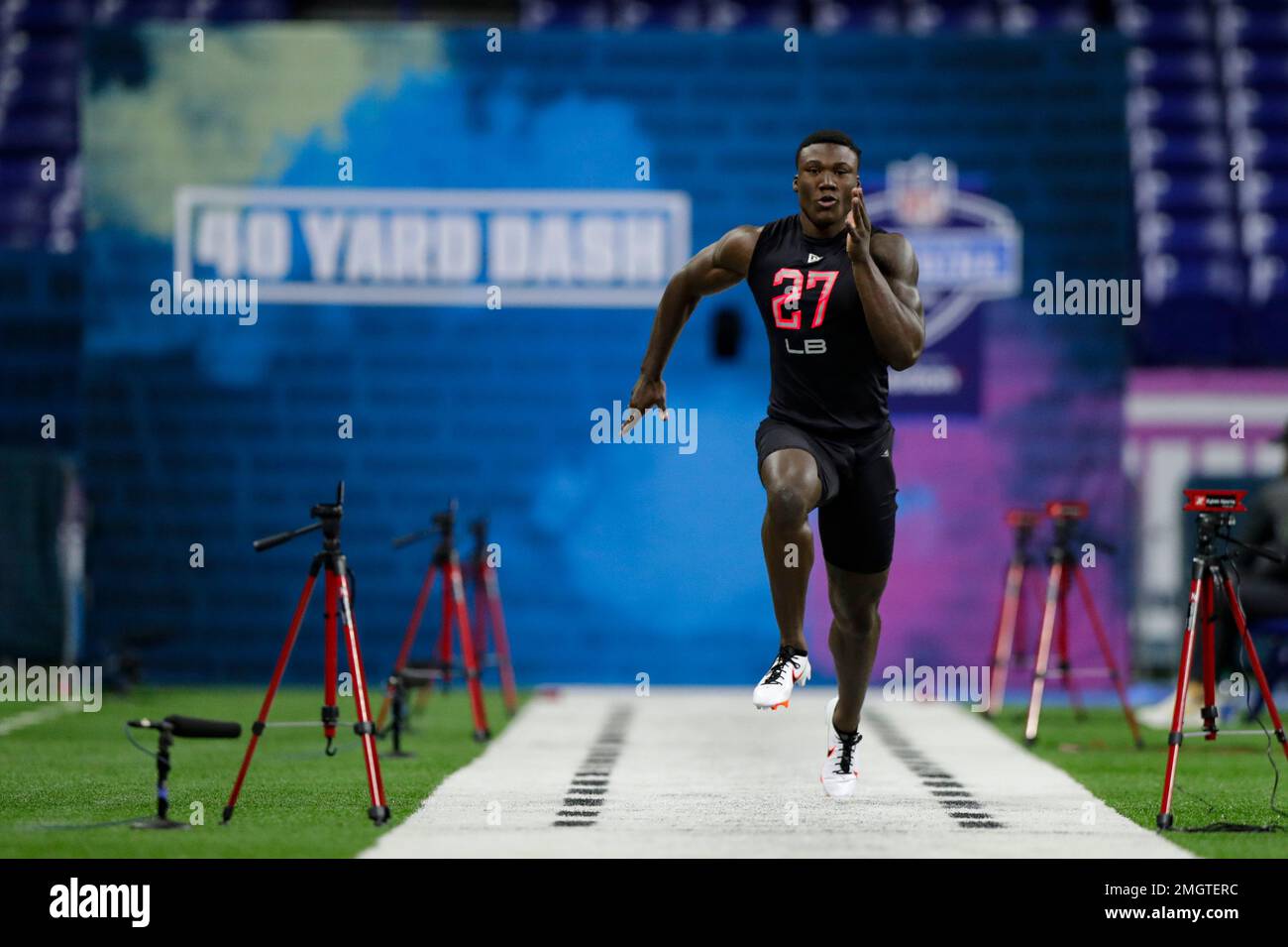 Oklahoma linebacker Kenneth Murray runs the 40-yard dash at the NFL ...