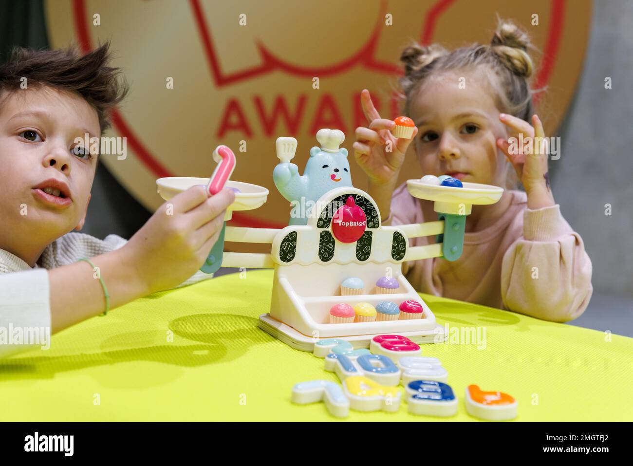 Nuremberg, Germany. 26th Jan, 2023. Philine and Iago play with the ...