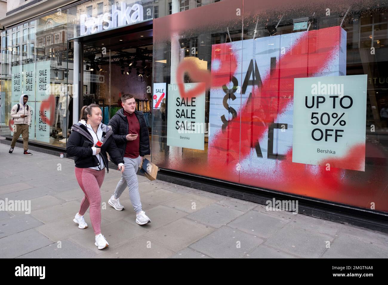 People out shopping on Oxford Street walk past large scale January sale ...