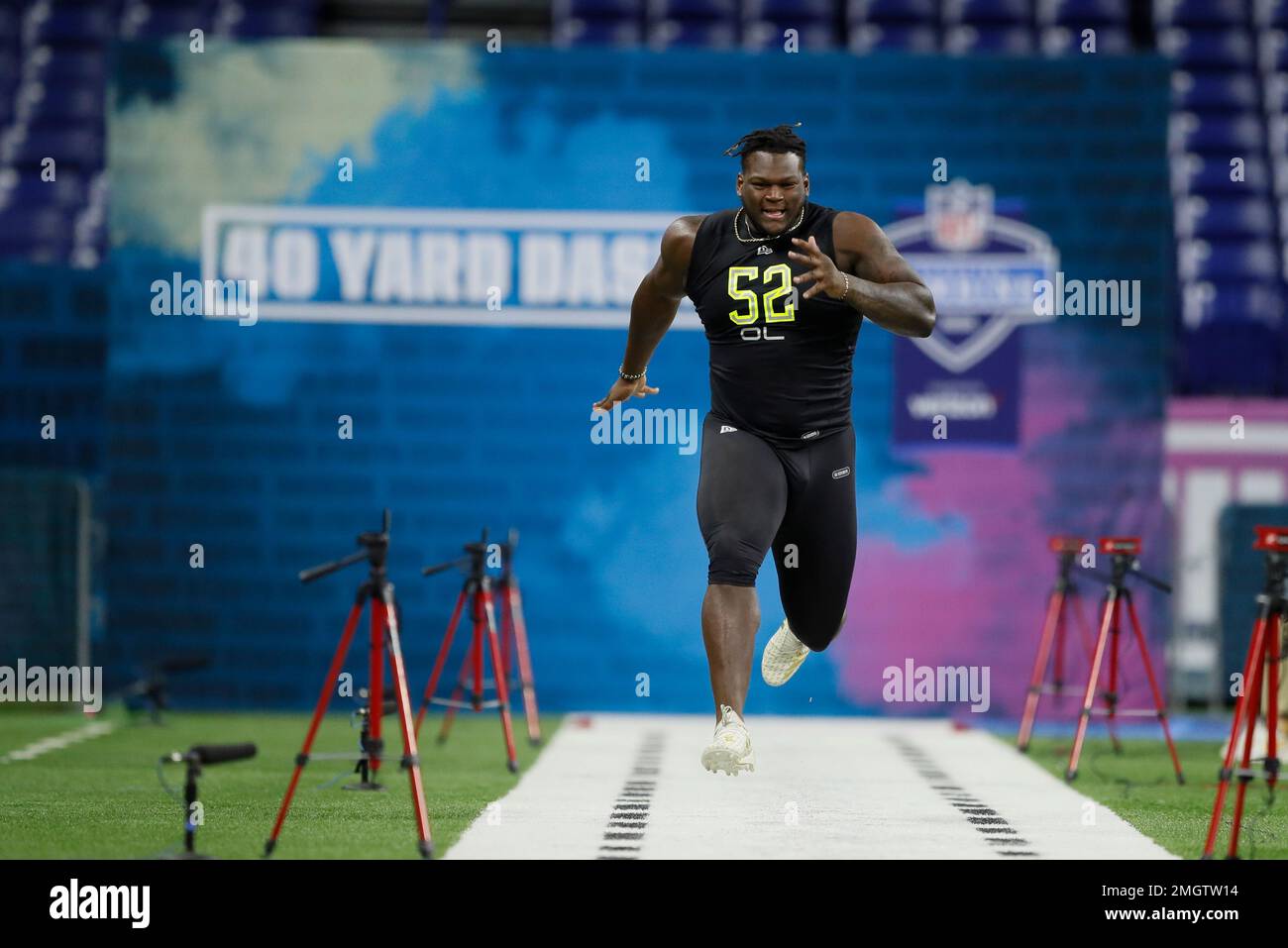 Georgia offensive lineman Isaiah Wilson runs the 40-yard dash at the ...