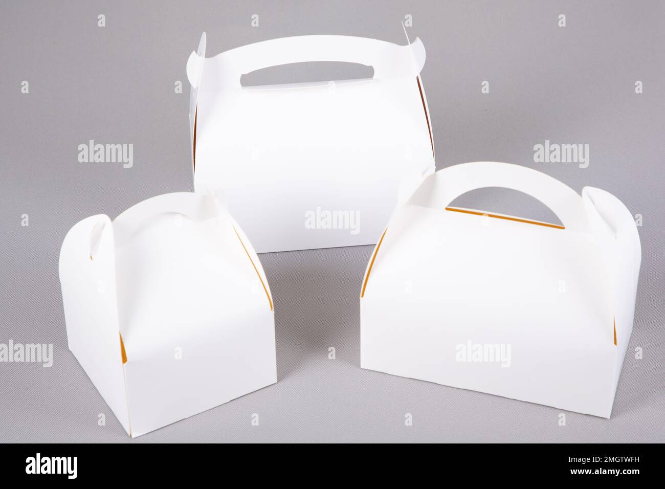 three white blank closed pastry cupcake box mockup Stock Photo - Alamy