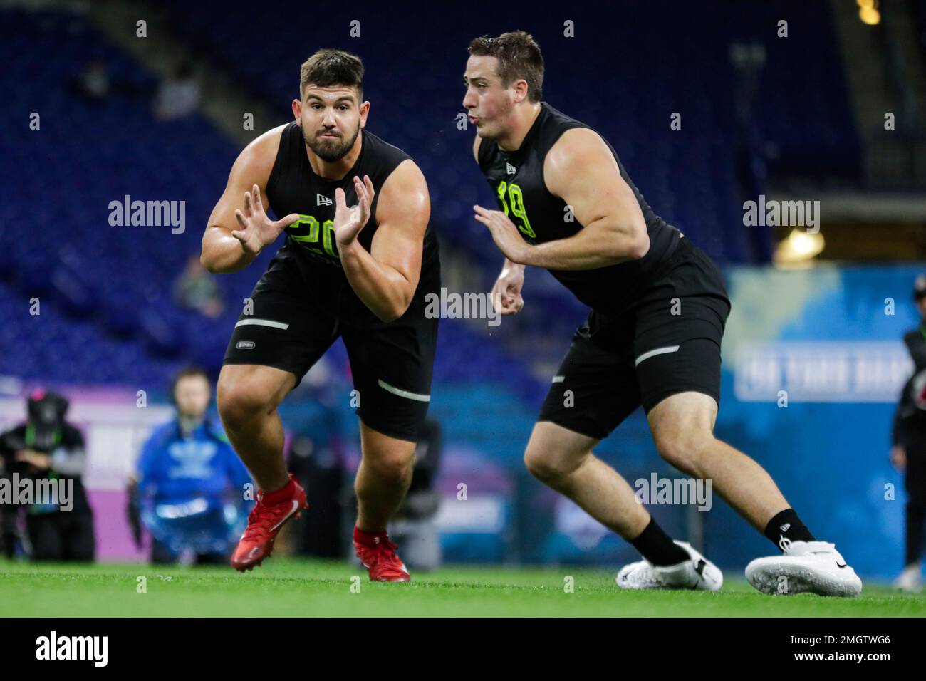 Temple offensive lineman Matt Hennessy (20) and North Carolina ...