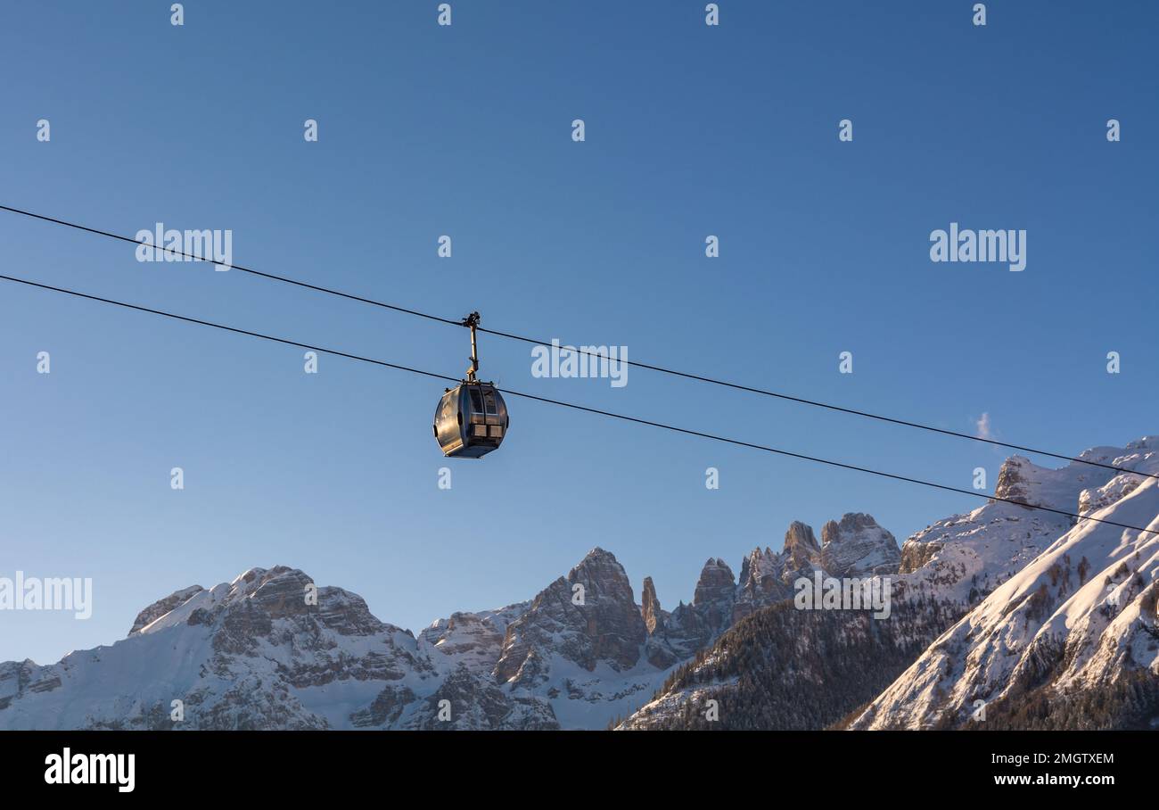 Monocable circulating ropeway hi-res stock photography and images - Alamy