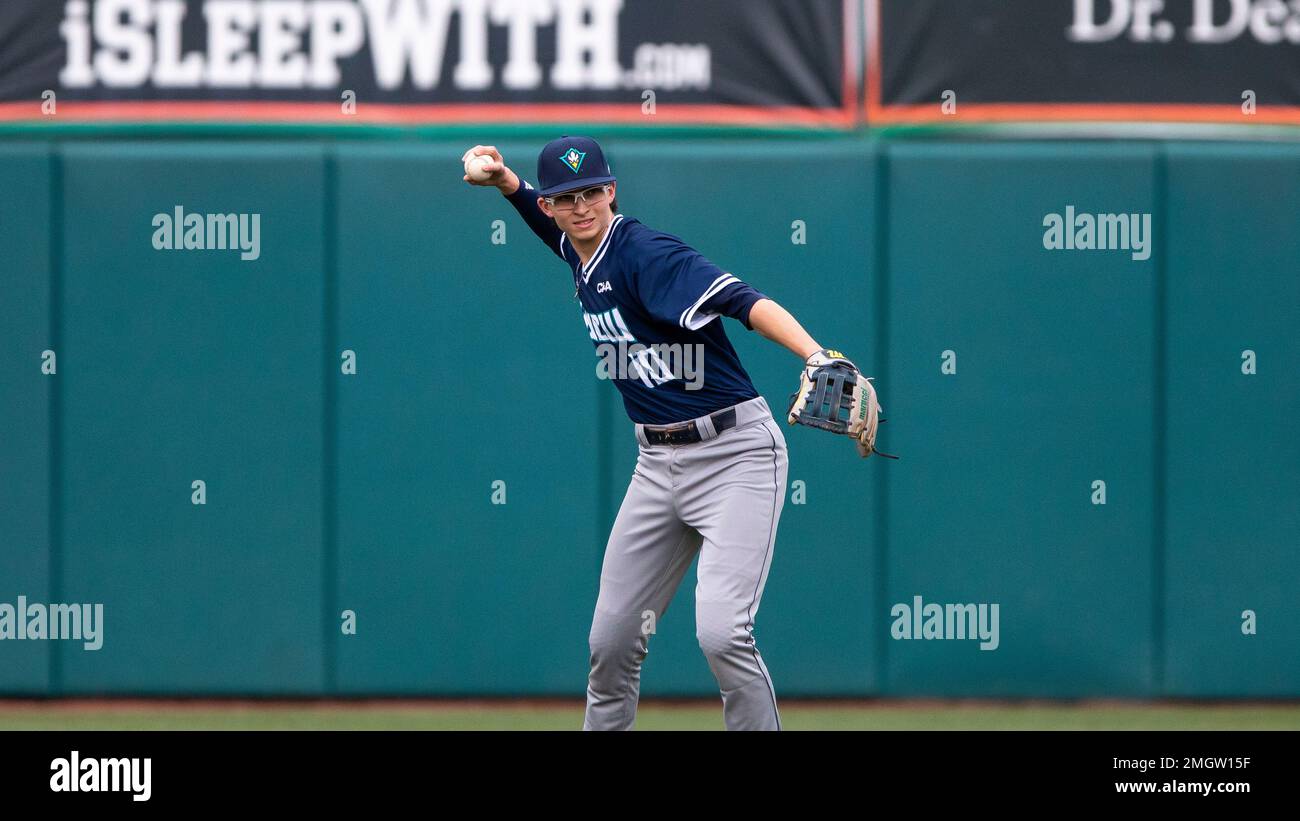UNC Wilmington's Brooks Baldwin (10) makes a throw during an NCAA ...