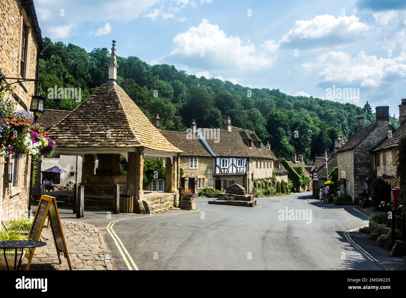 The picturesque high street in the village of Castle Coombe Stock Photo ...