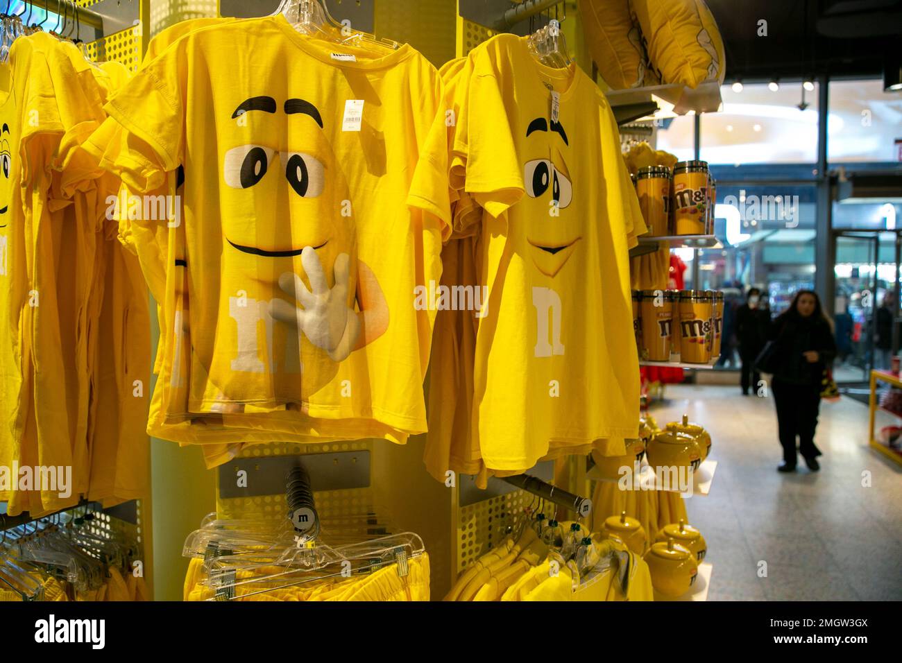 M&M's spokescandies characters are in the M&M's Times Square candy ...