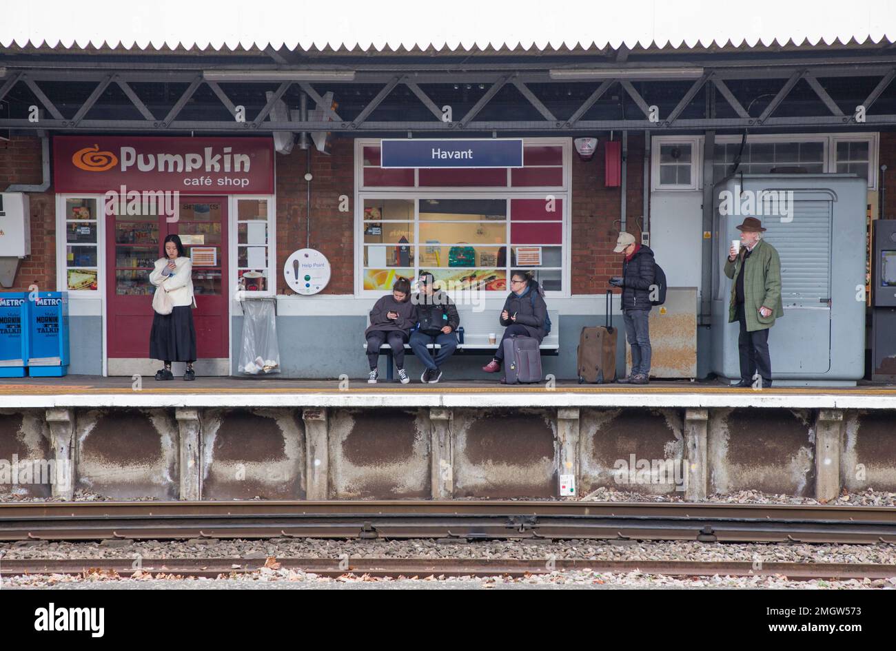 Commuter rail passengers wait hi-res stock photography and images - Alamy