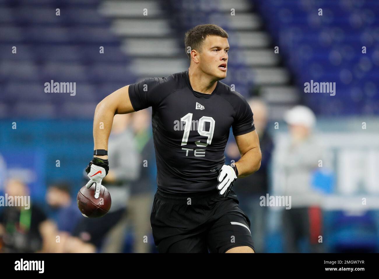 Georgia tight end Charlie Woerner runs the 40-yard dash at the NFL ...