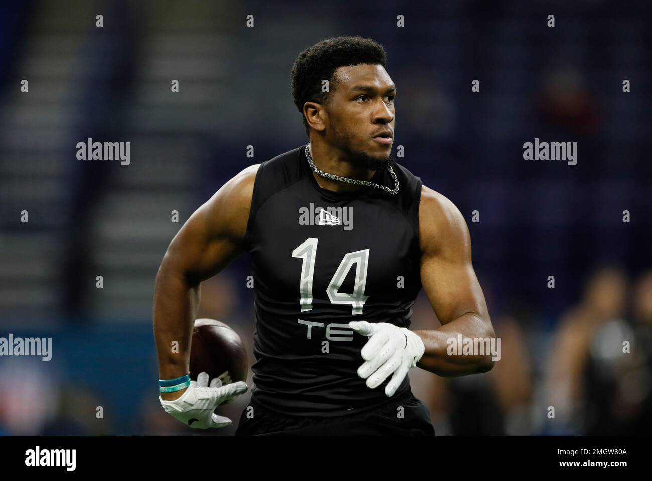 Vanderbilt tight end Jared Pinkney runs the 40-yard dash at the NFL ...