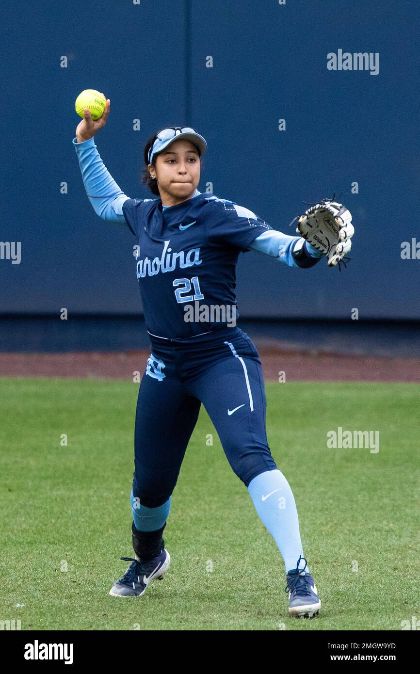 North Carolina's Shayla Thompson (21) makes a throw during an NCAA ...