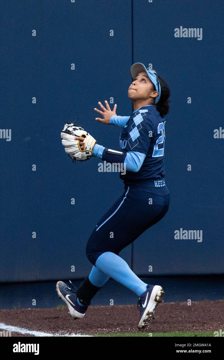 North Carolina's Shayla Thompson (21) chases down a fly ball during an ...