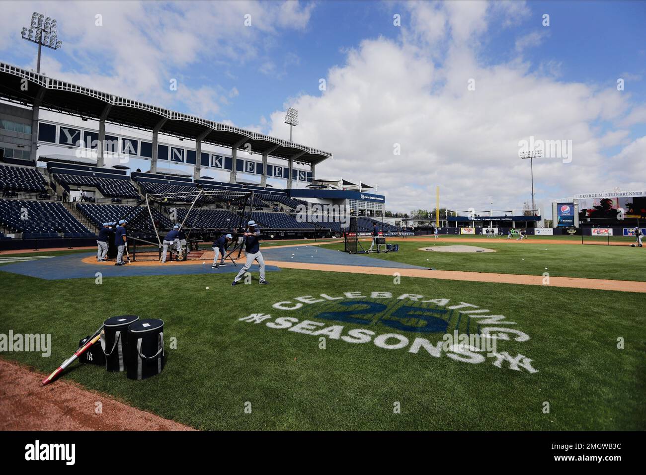 Tampa Bay Rays take batting practice before a spring training baseball ...