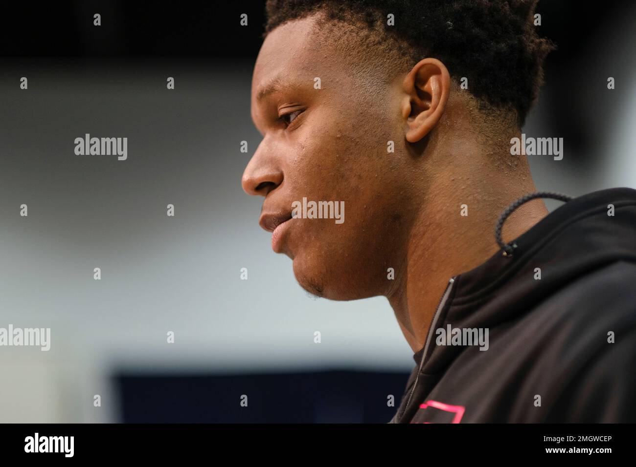 Notre Dame defensive lineman Julian Okwara speaks during a press ...