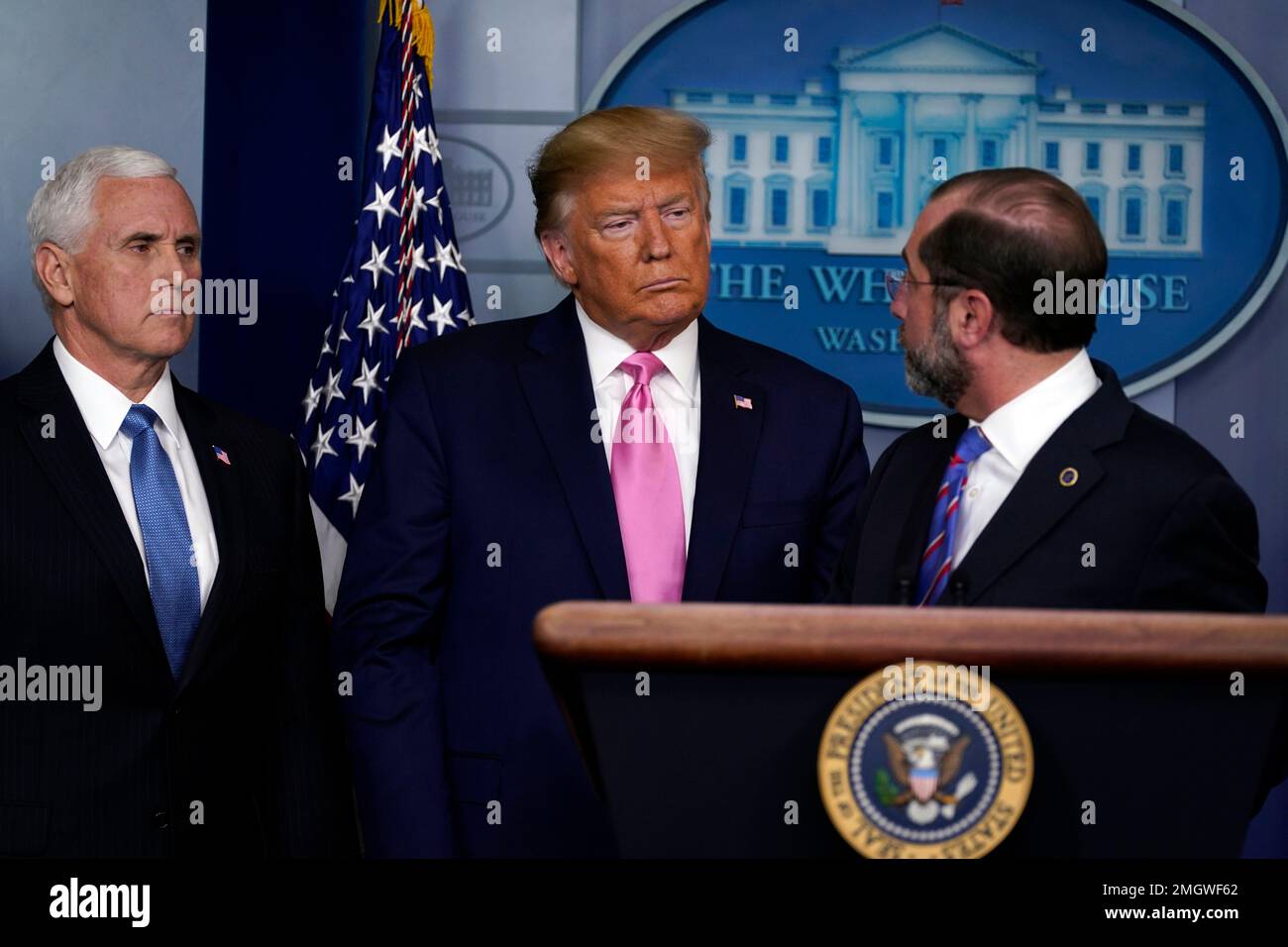 Health and Human Services Secretary Alex Azar turns to President Donald ...