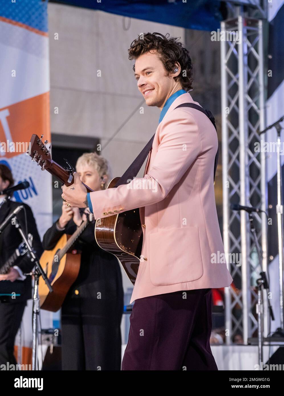 Harry Styles performs on NBC's Today show at Rockefeller Plaza on ...