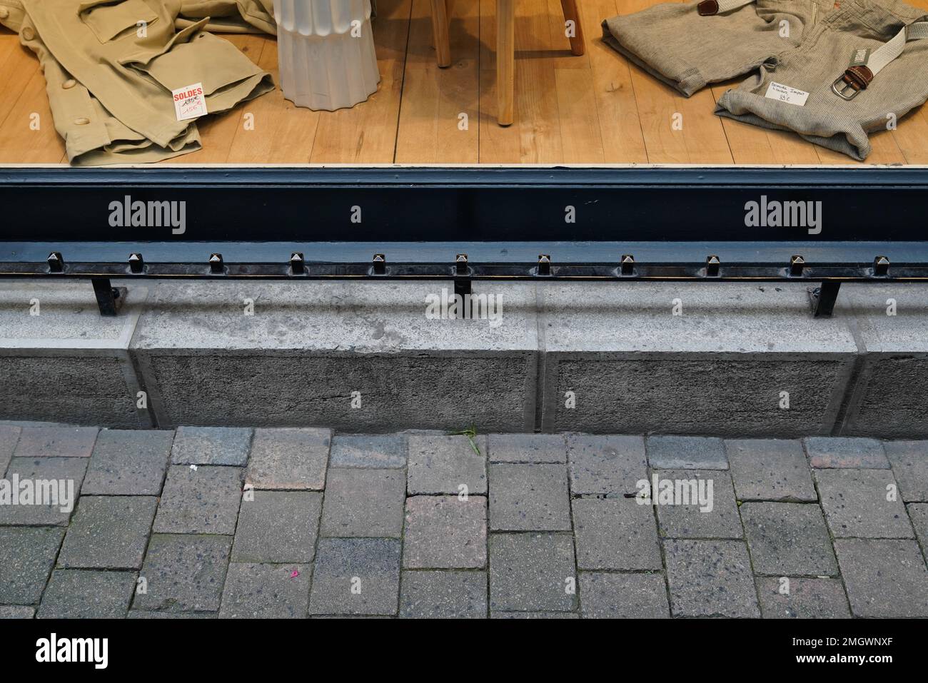 prohibition to sit in hostile design architecture defensive bar line ...