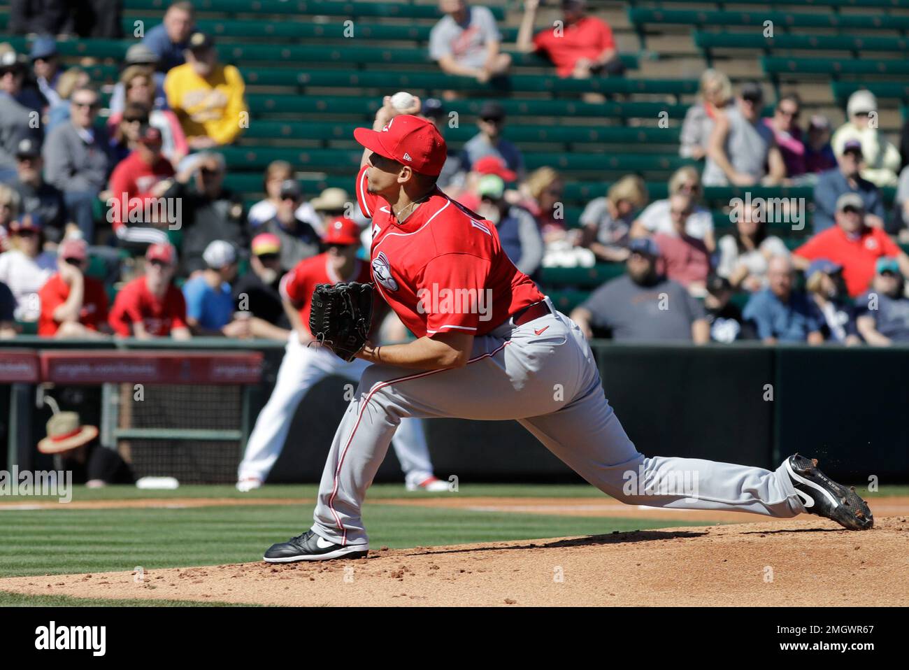 Cincinnati Reds' Jose De Leon throws during the first inning of a ...
