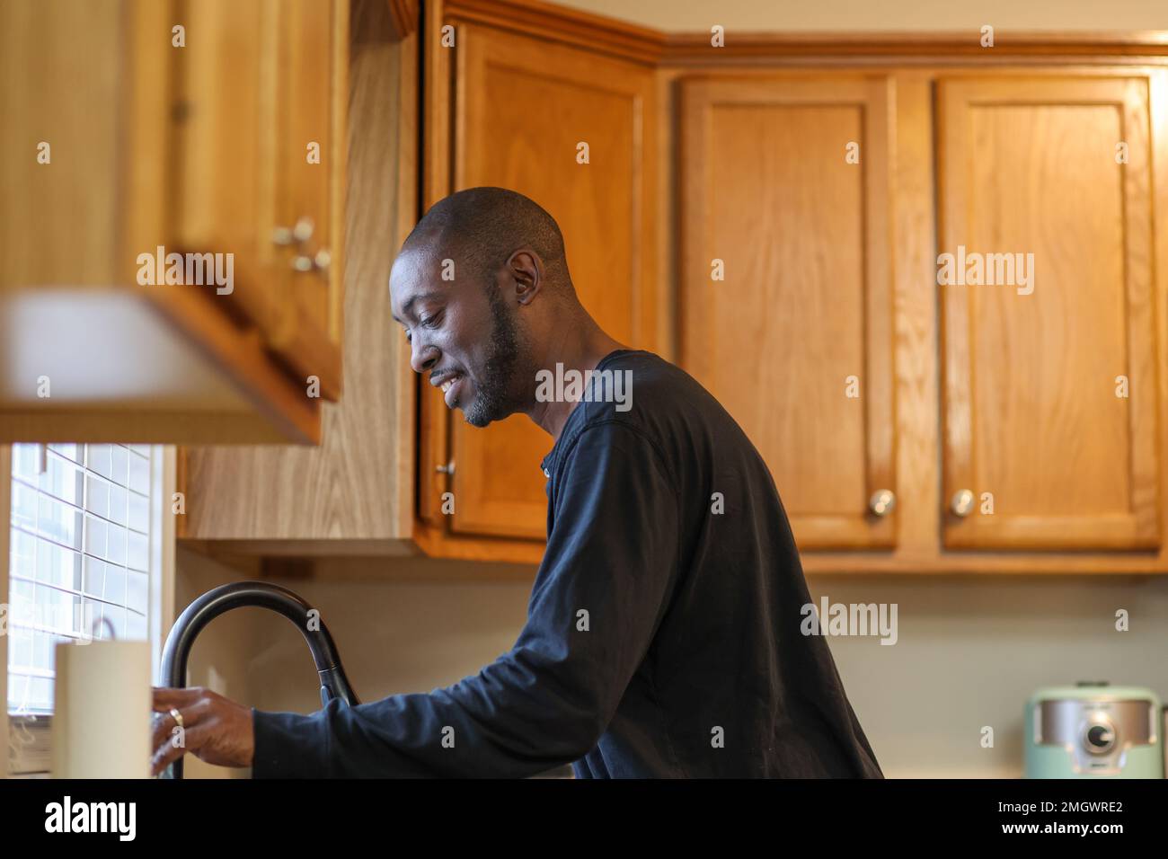 Washing dishes kitchen man hi-res stock photography and images - Alamy