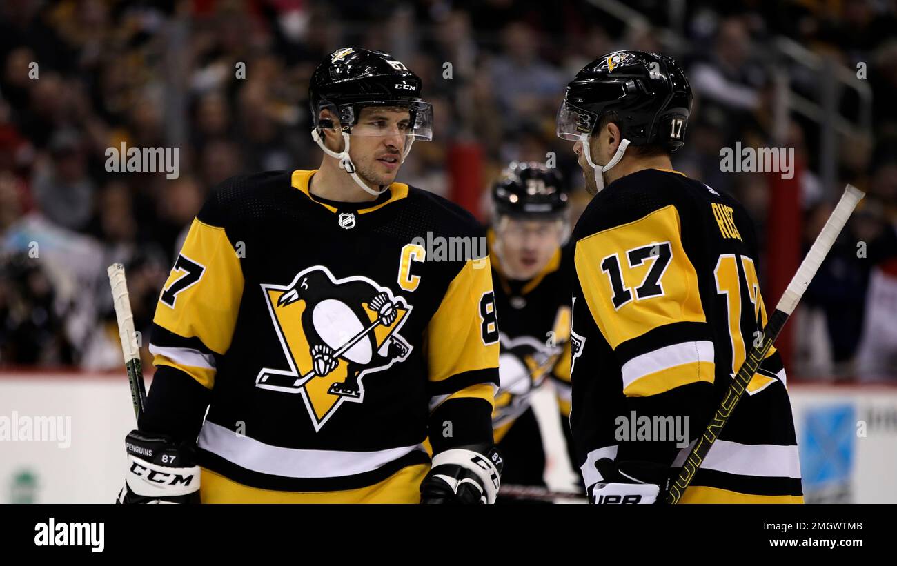 Pittsburgh Penguins' Bryan Rust (17) and Sidney Crosby (87) prepare for ...