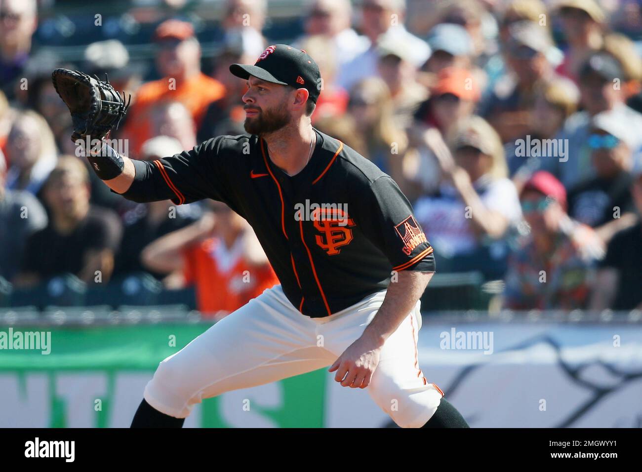 San Francisco Giants first baseman Brandon Belt reaches out to make a ...