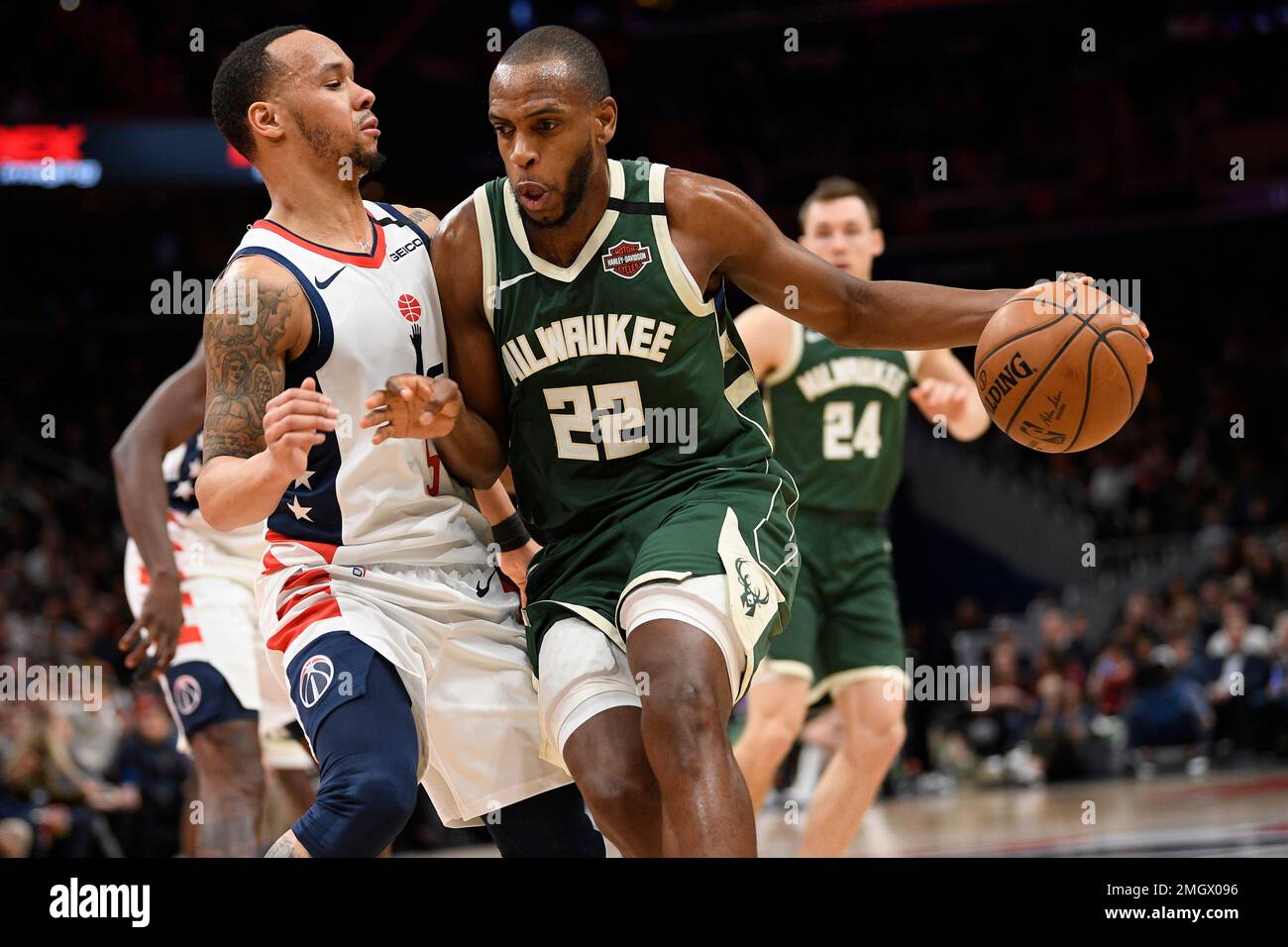 Milwaukee Bucks forward Khris Middleton (22) dribbles against ...