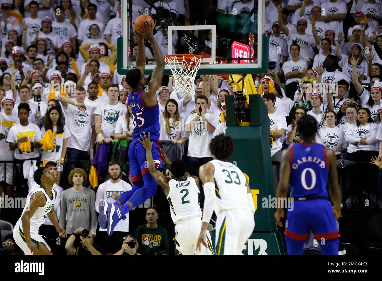 Kansas center Udoka Azubuike (35) goes up for the dunk against the ...