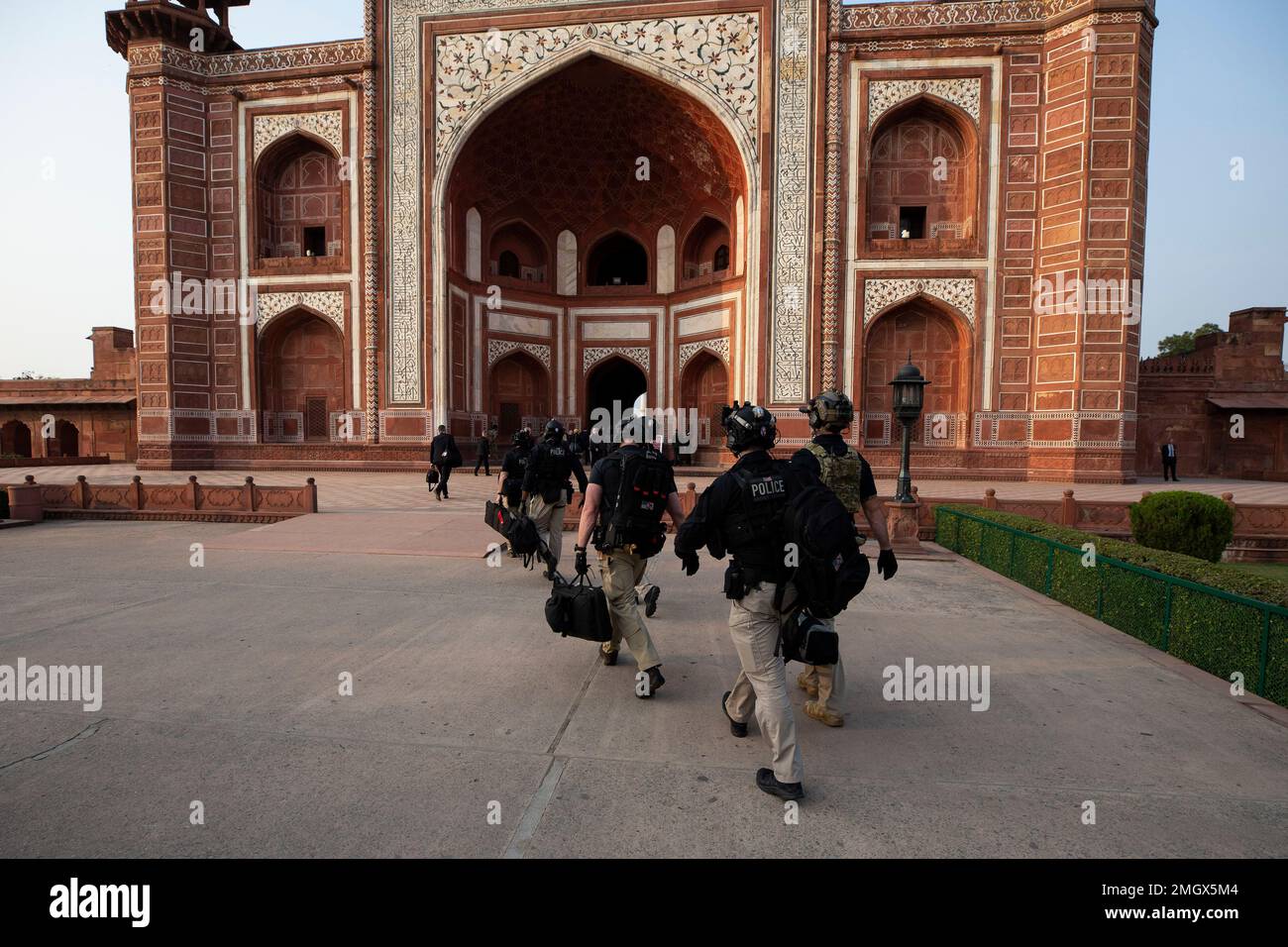 Part of the U.S. Secret Service security detail arrives as President ...