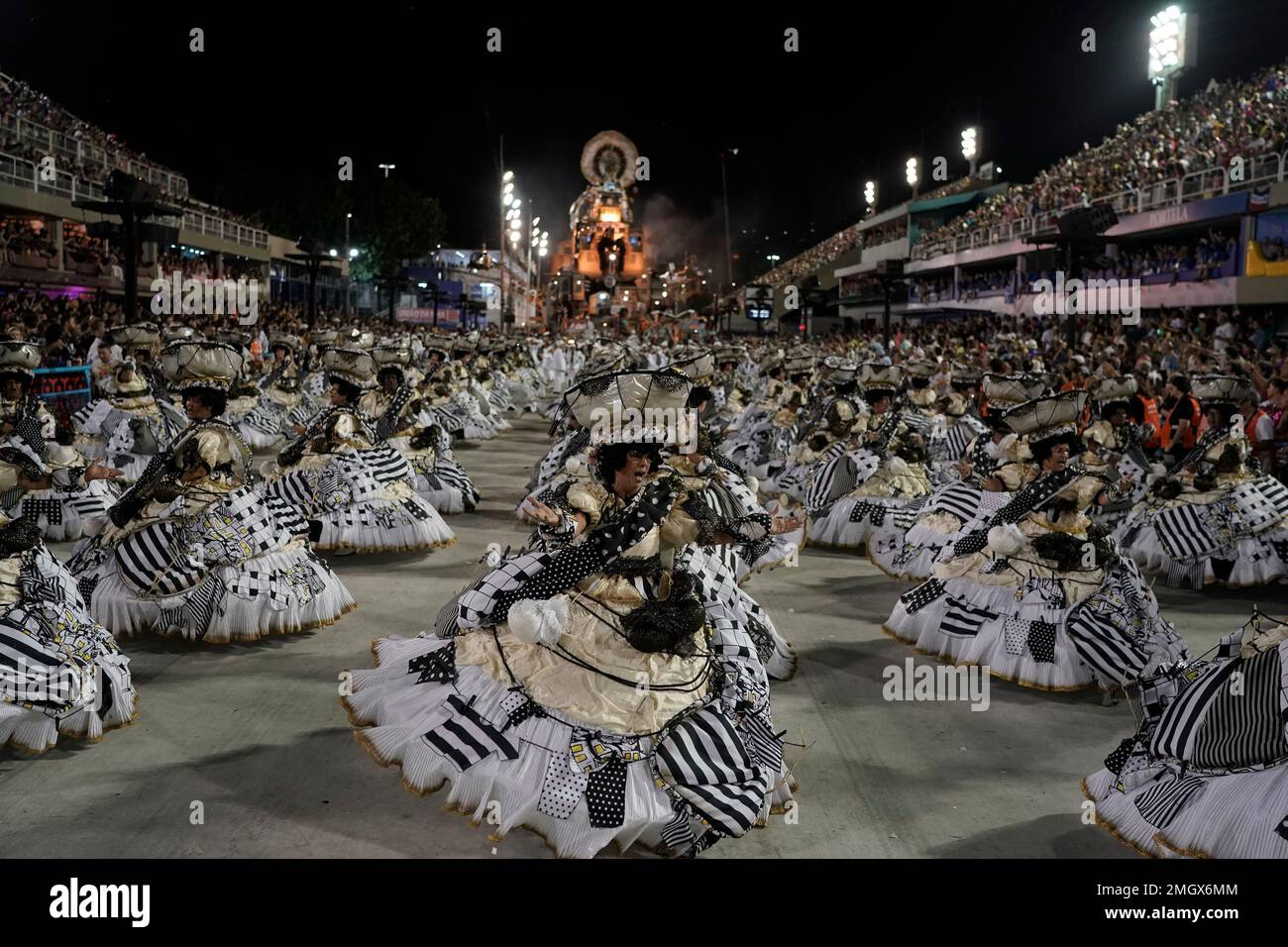 Performers from the Uniao da Ilha samba school parade during Carnival ...