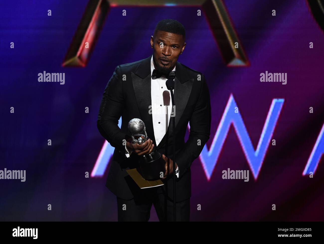 Jamie Foxx wins the award for outstanding supporting actor in a motion ...