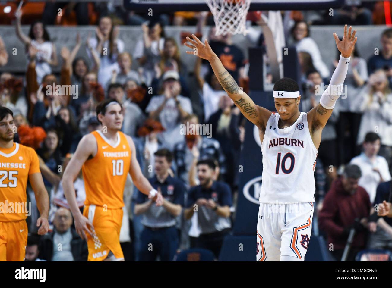 Auburn guard Samir Doughty (10) reacts after the final second of the ...
