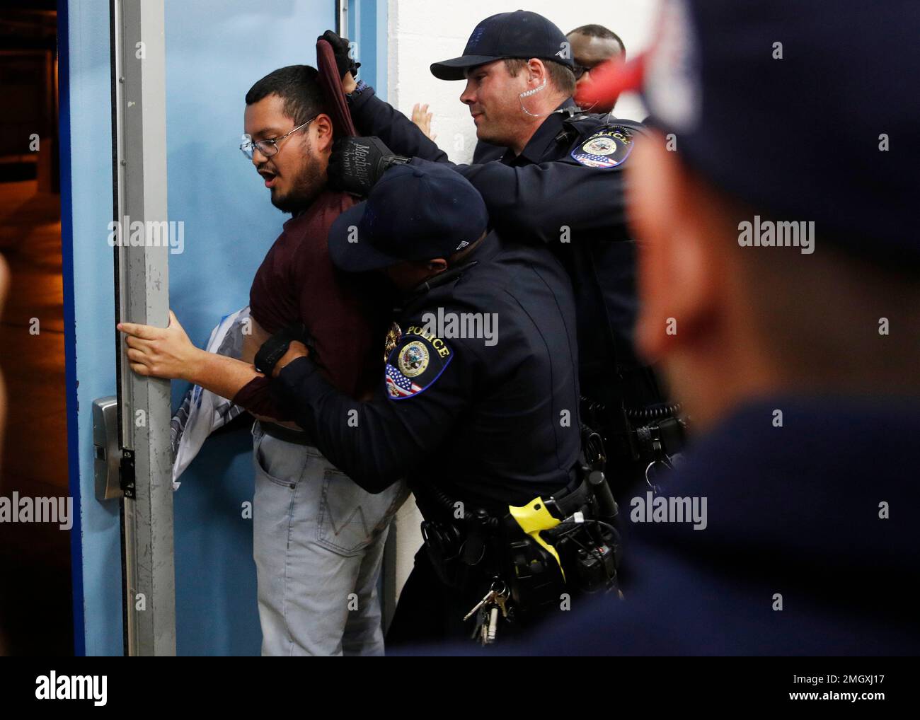 Police remove a man who disrupted Democratic presidential candidate ...