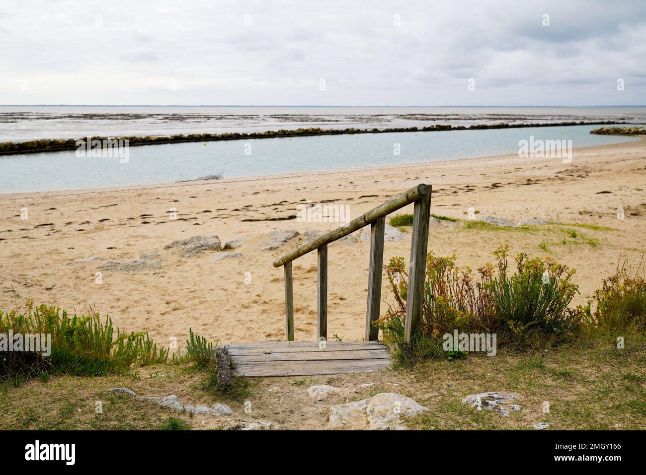 wooden stairs pedestrian access to the sand of the beach Stock Photo ...