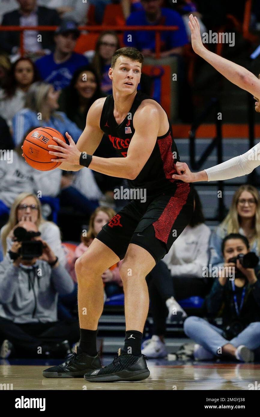 San Diego State forward Yanni Wetzell (5) handles the ball against ...