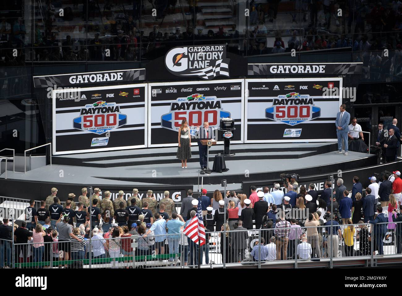 President Donal Trump addresses fans with first lady Melania Trump ...