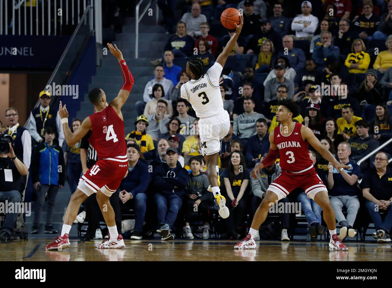 Michigan guard Zavier Simpson makes a hook shot during the first half ...