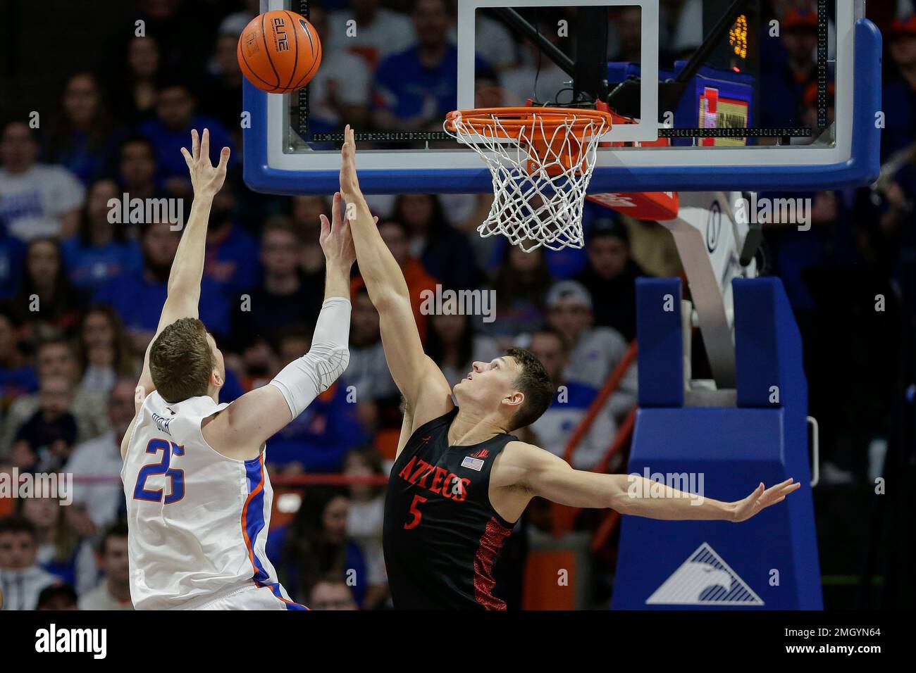 San Diego State forward Yanni Wetzell (5) reaches out to disrupt a shot ...