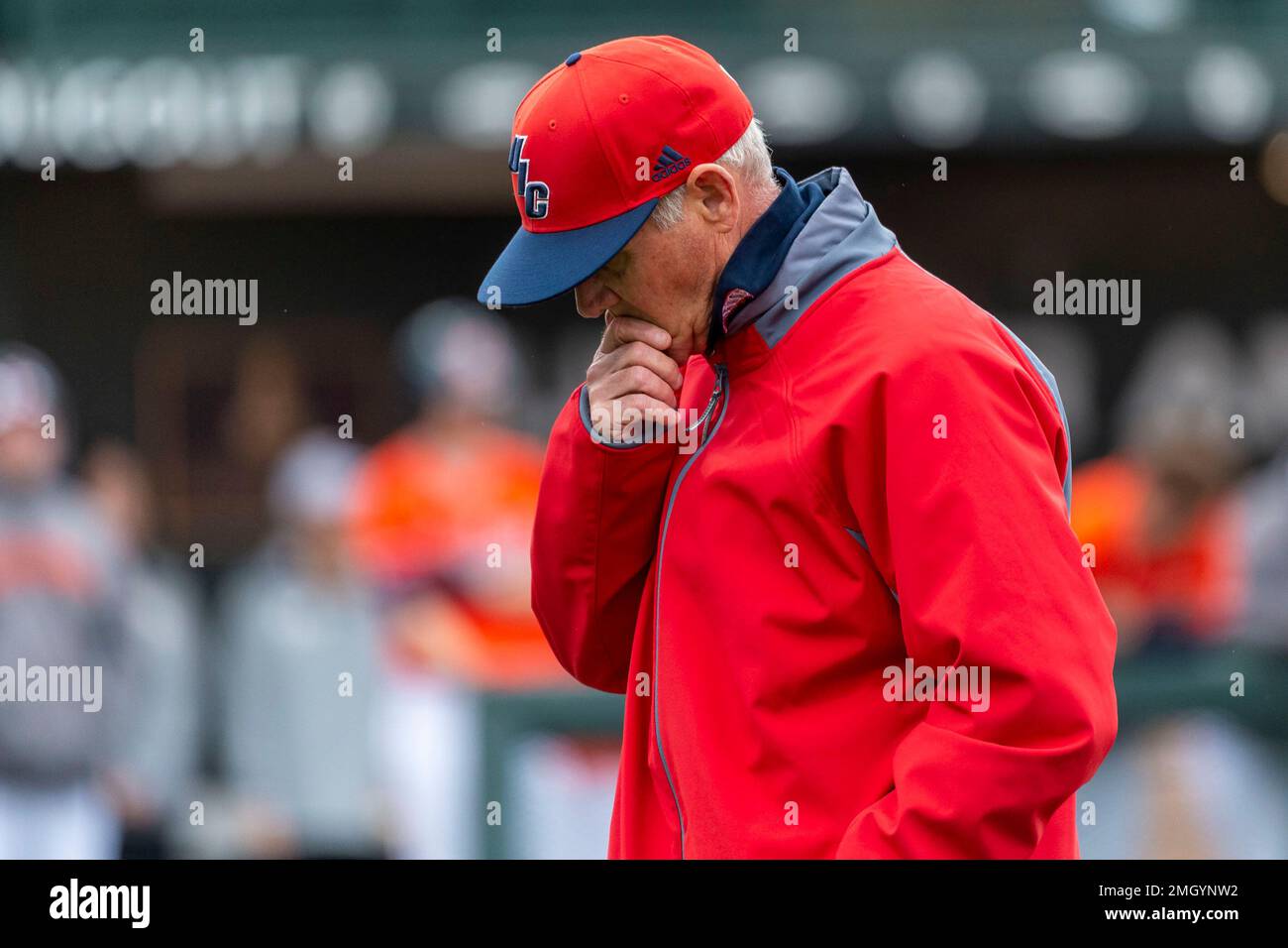 Illinois-Chicago head coach Mike Dee walks back from a conference on ...