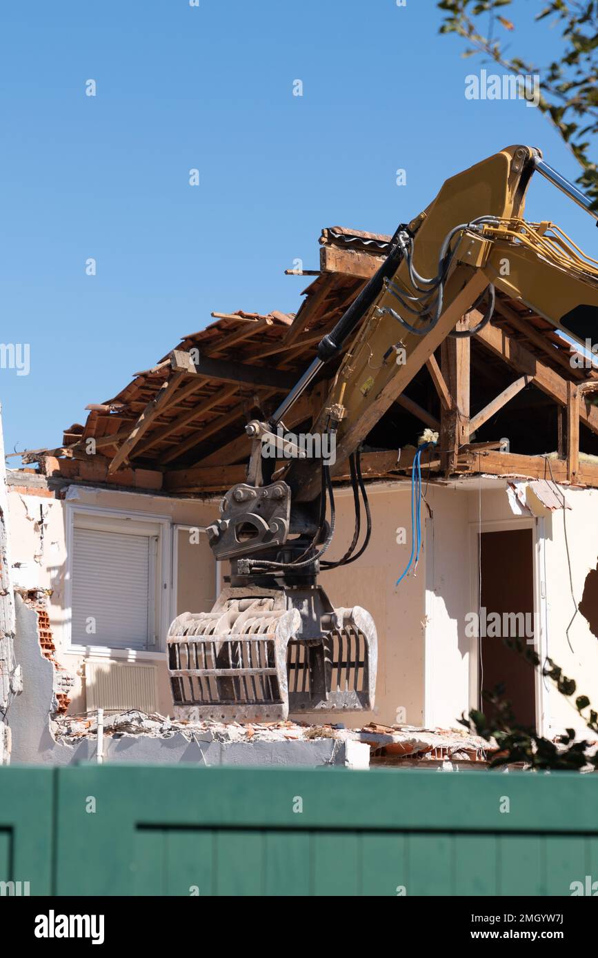 digger excavator demolition of the old building house Stock Photo - Alamy