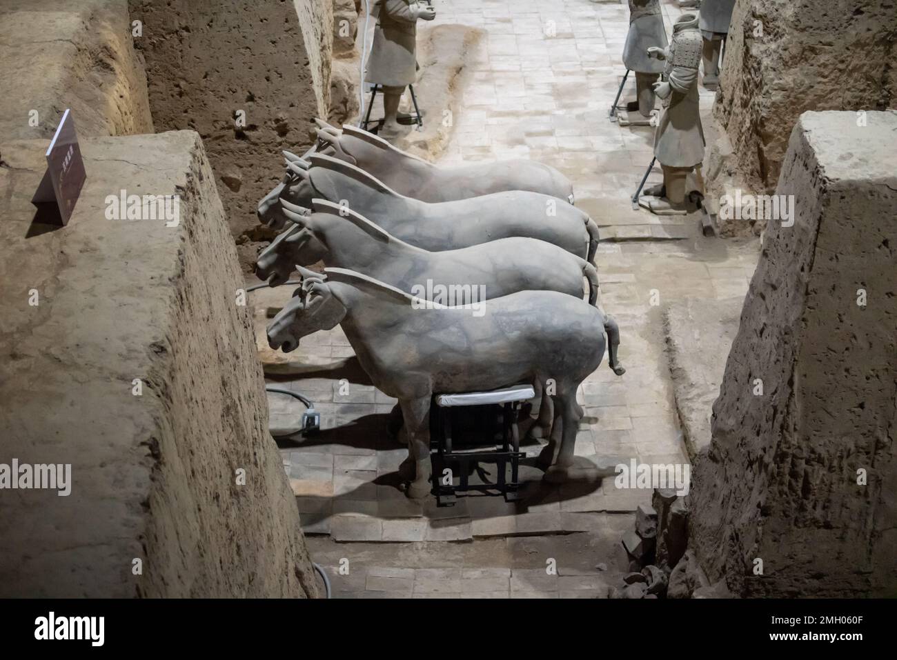 The Terracotta Army or the "Terra Cotta Warriors and Horses" buried in ...