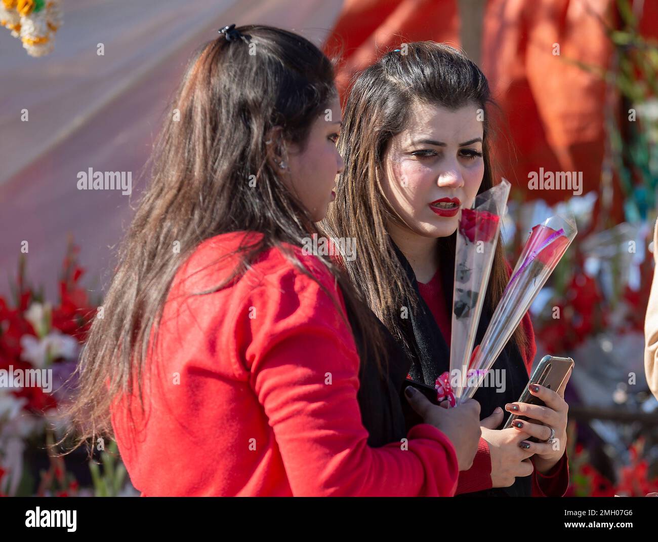 Women buy flowers to celebrate Valentine's Day in Islamabad, Pakistan ...