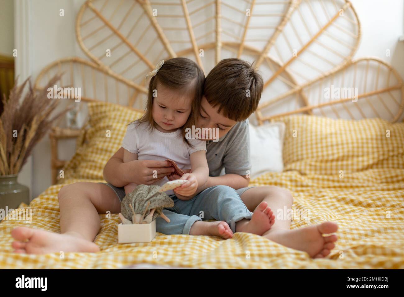 Sister play hi-res stock photography and images - Alamy