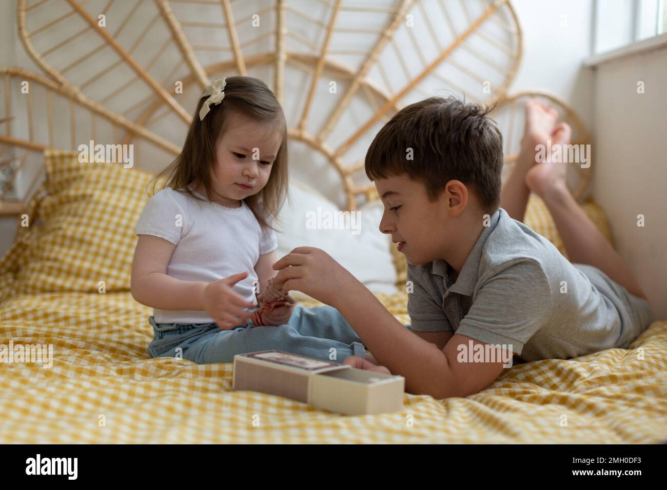 Sister play hi-res stock photography and images - Alamy